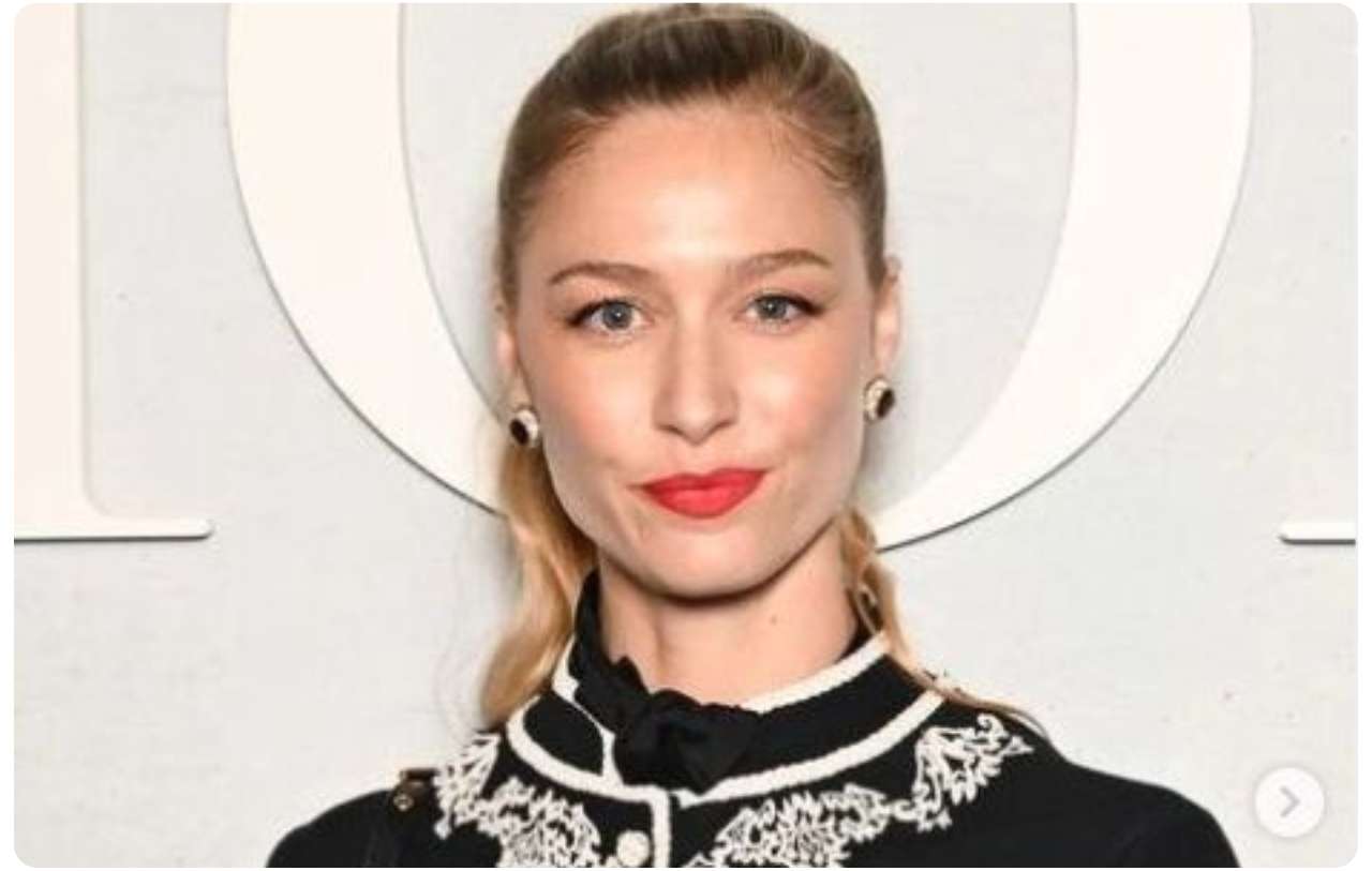Beatrice Borromeo splende al Gran Galà, vestito color oro da sogno: è ...