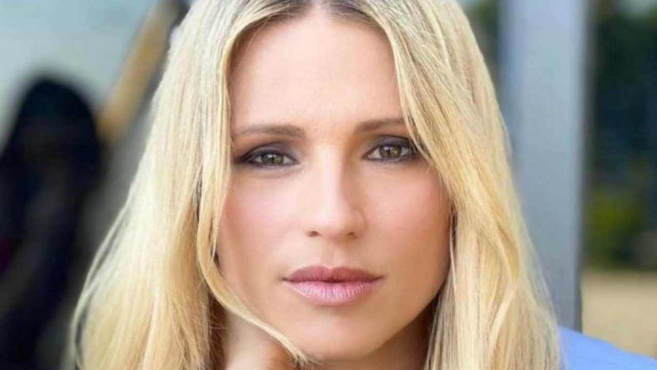 Michelle Hunziker cambia look: addio capelli lisci e caschetto - newsby